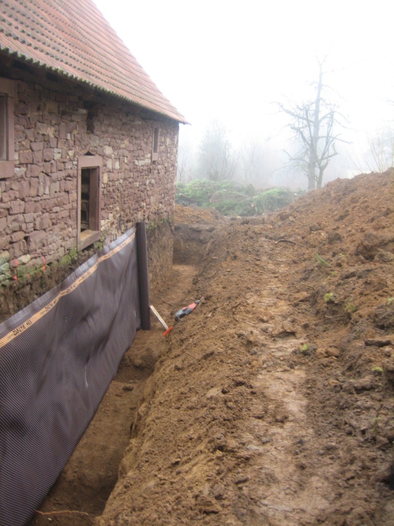 Mise en place d'une protection de soubassement. | Terrassement ...
